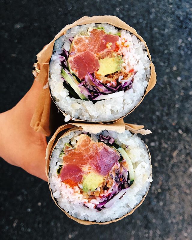 Sushirrito met zalm en sriracha mayonaise saus | Foodini