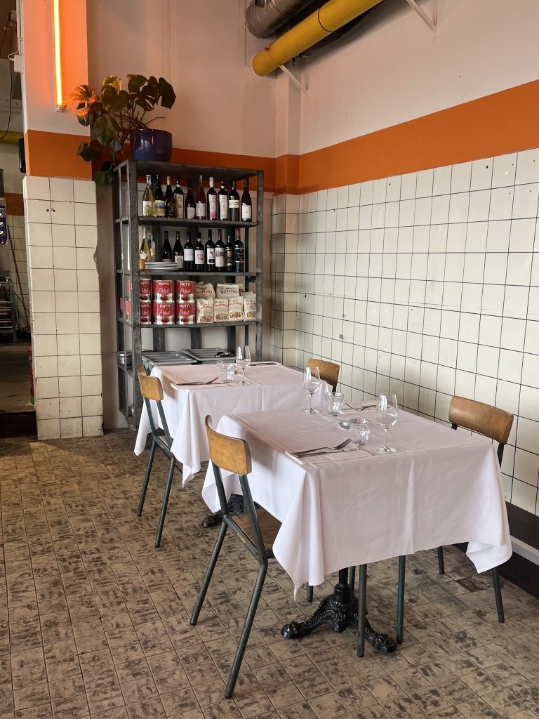 Mooi van lelijkheid: lekker eten en dansen bij Bar Dancing Multipla ...